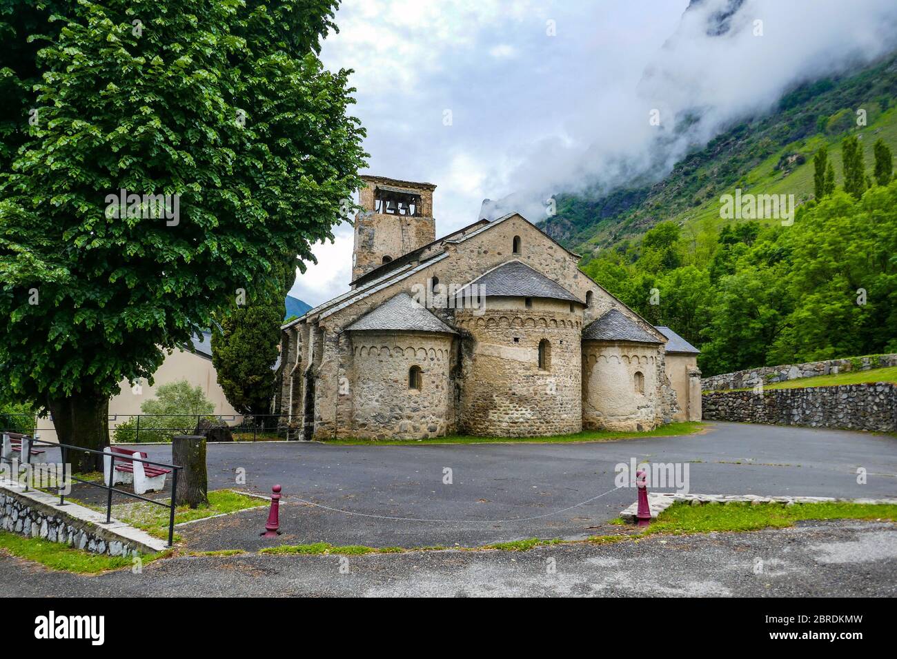 French romanesque architecture hi-res stock photography and images - Alamy