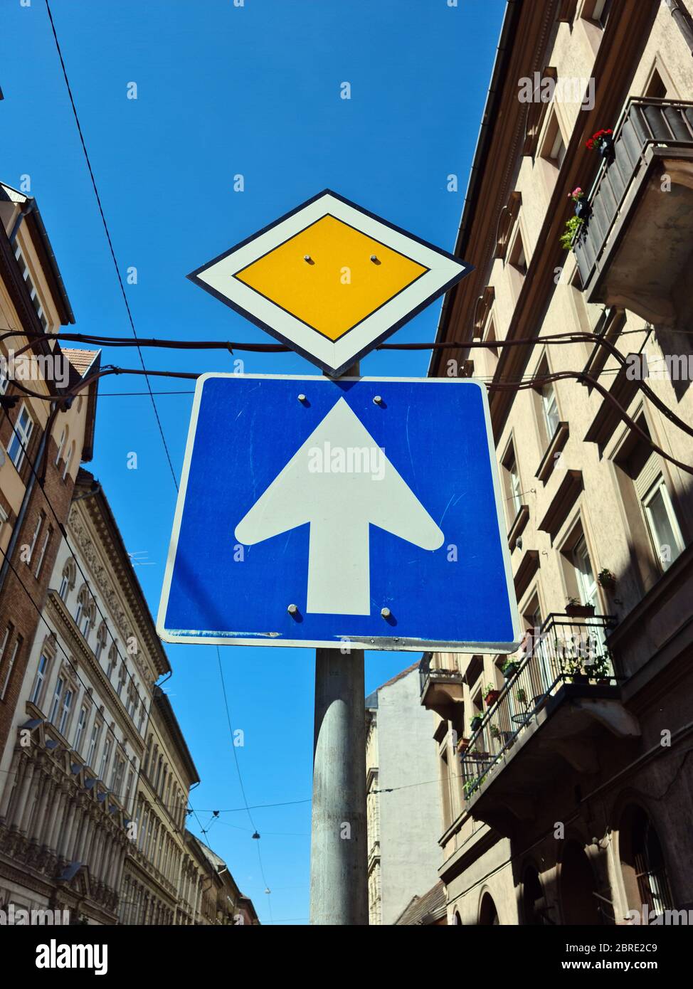 One way traffic sign in downtown Budapest Stock Photo - Alamy