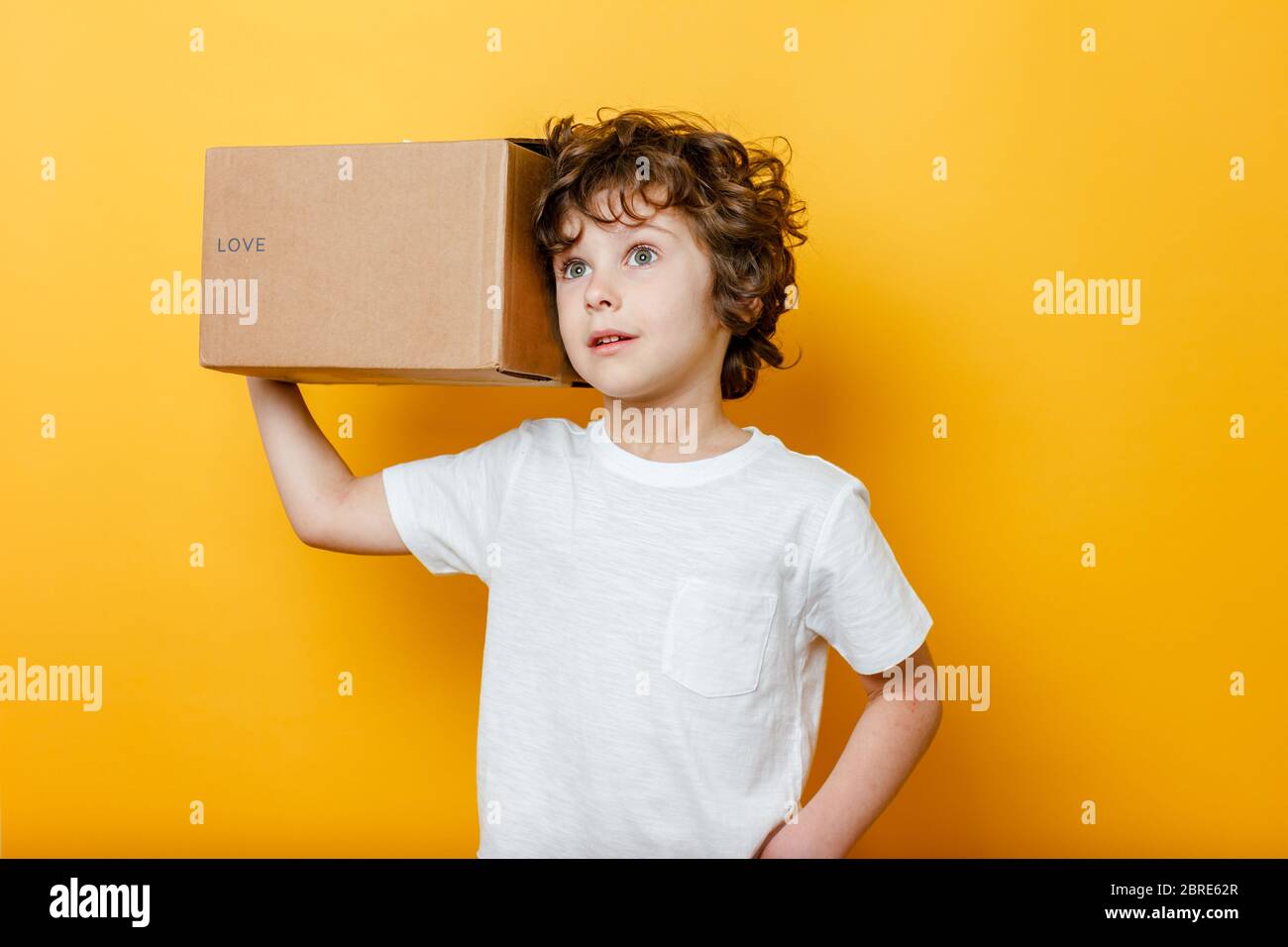 Man carry box on shoulder hi-res stock photography and images - Alamy