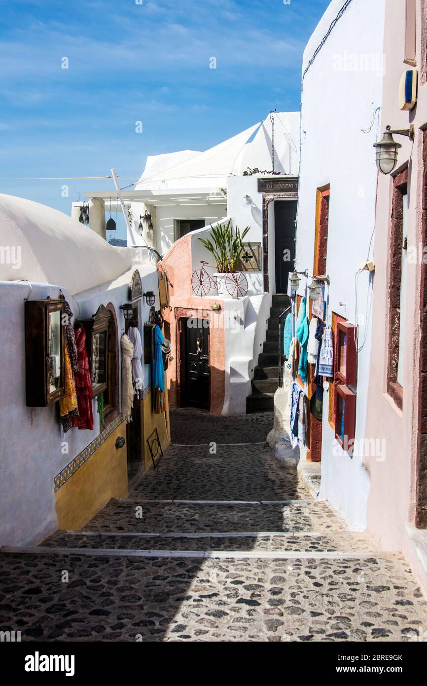 A typical street scene in Oia, santorini Stock Photo - Alamy