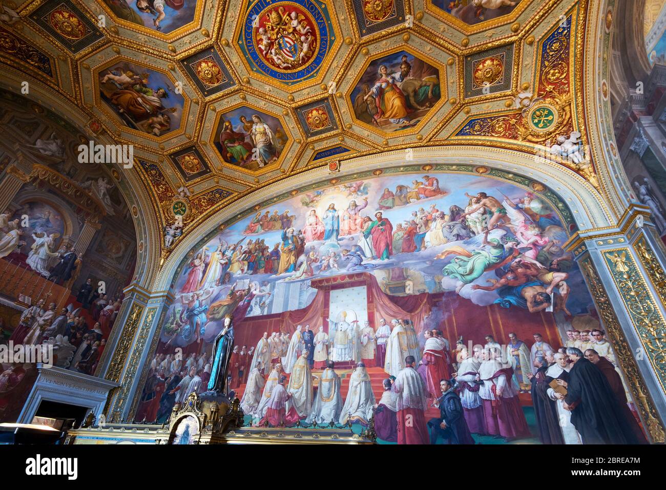 VATICAN - MAY 14, 2014: Luxurious interior of one of the rooms of the ...