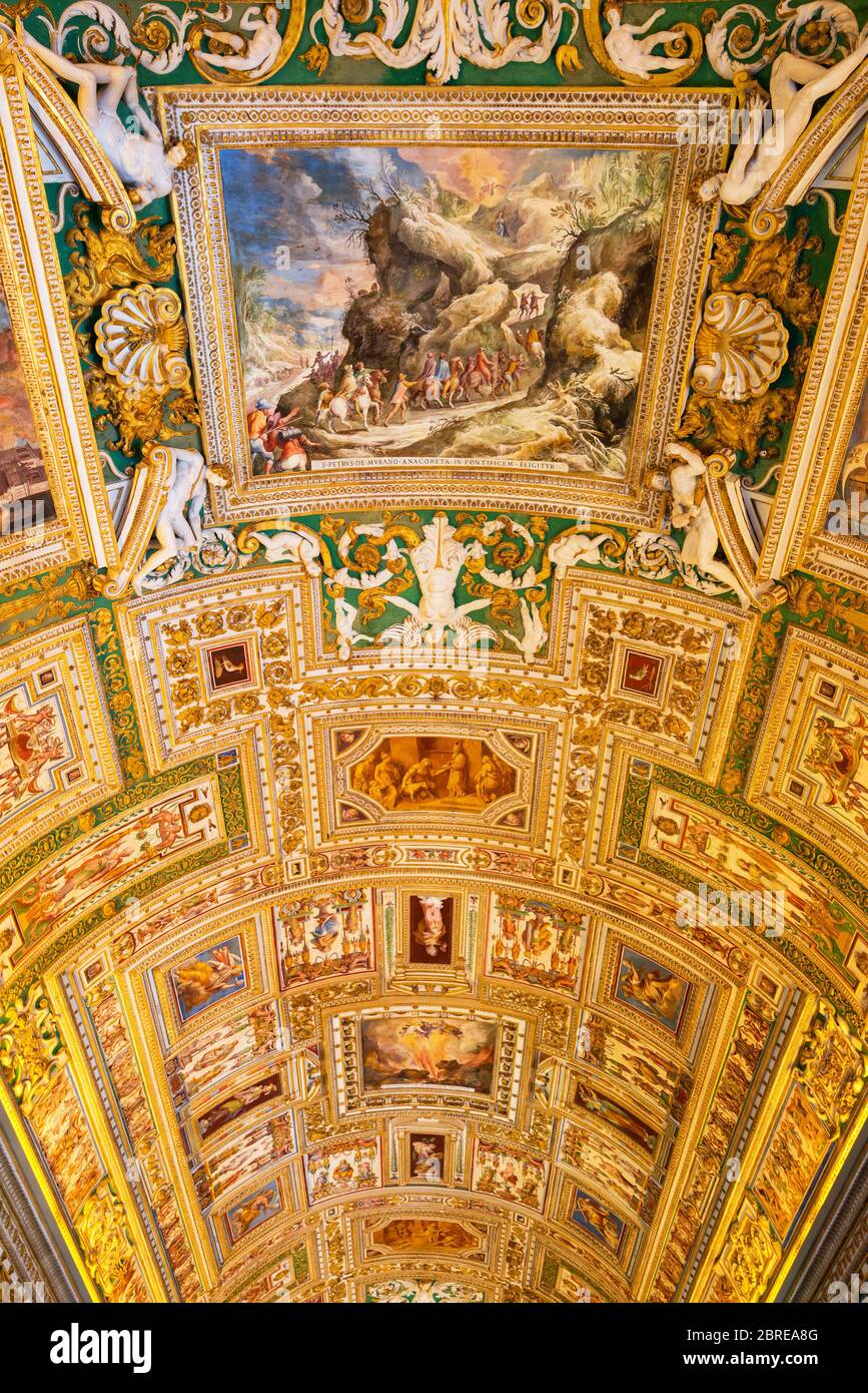 VATICAN - MAY 14, 2014: The ceiling in the Geographic gallery of the ...