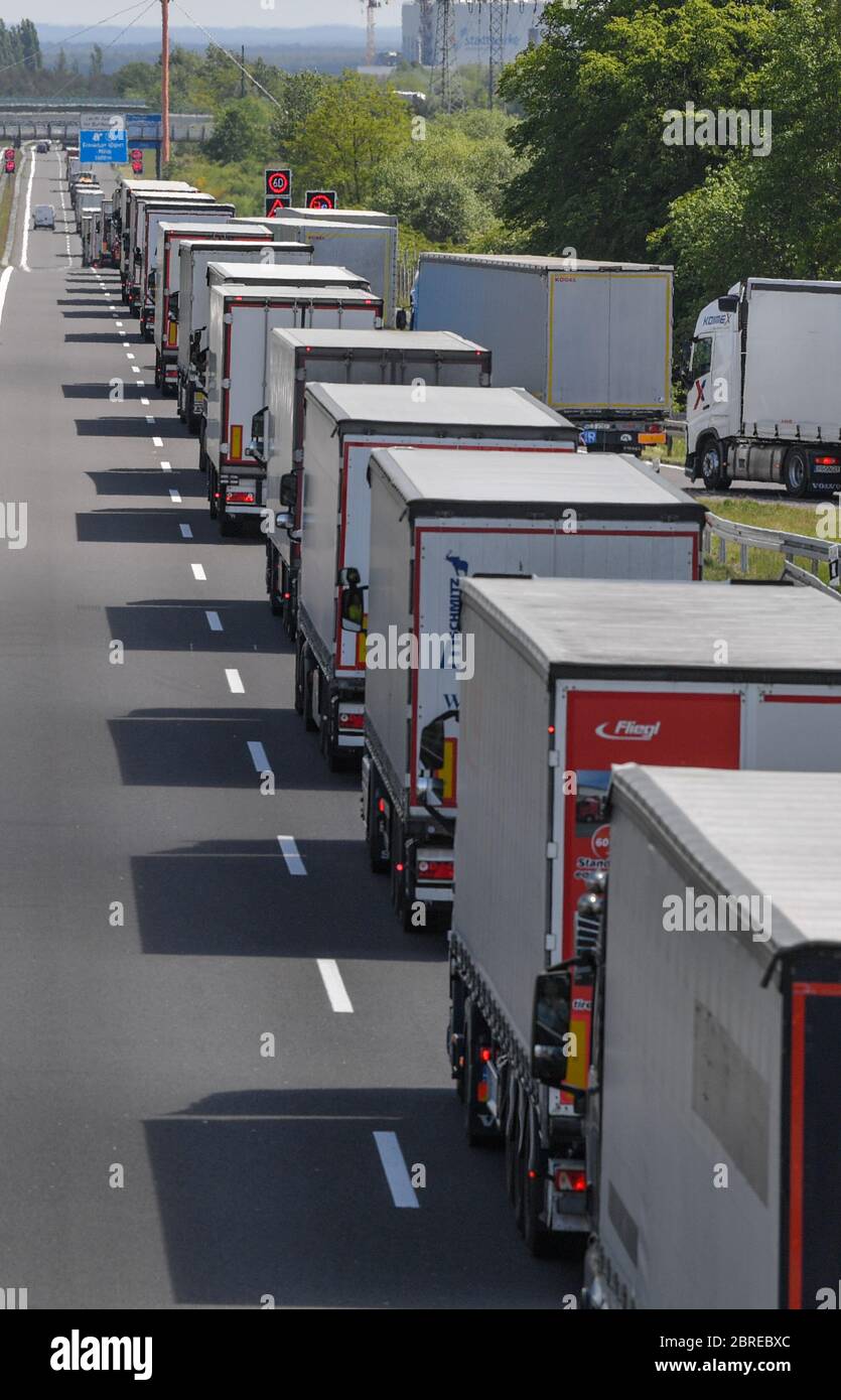 21 May 2020, Brandenburg, Frankfurt (Oder): Trucks are jammed on the ...