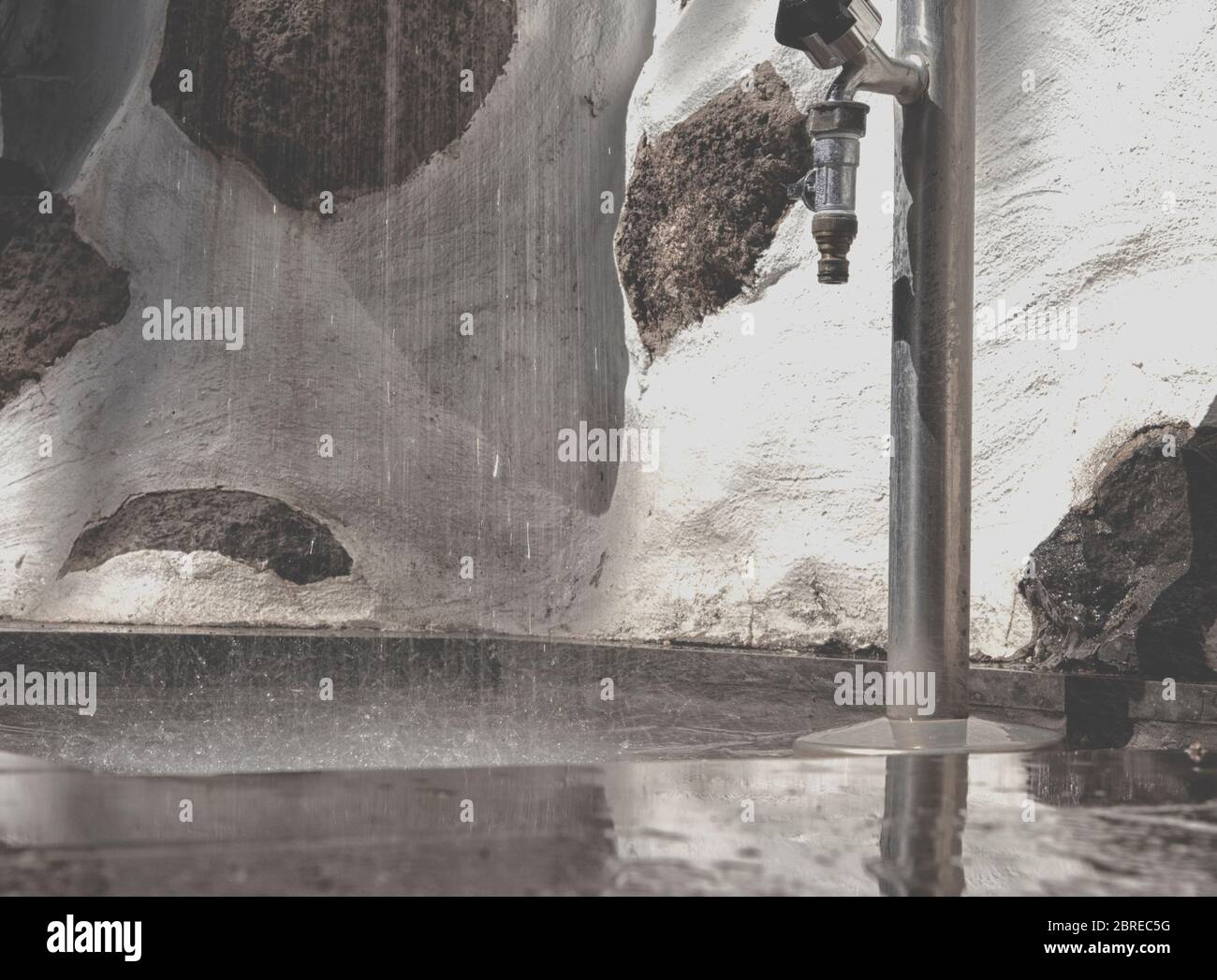 Water from outdoor shower splashing on floor Stock Photo - Alamy