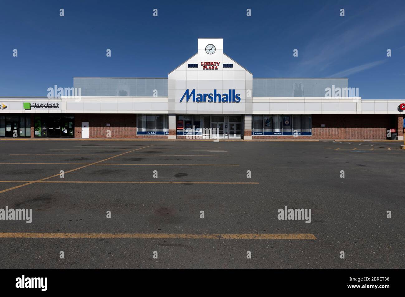 Closed retail store empty parking lot Stock Photo - Alamy