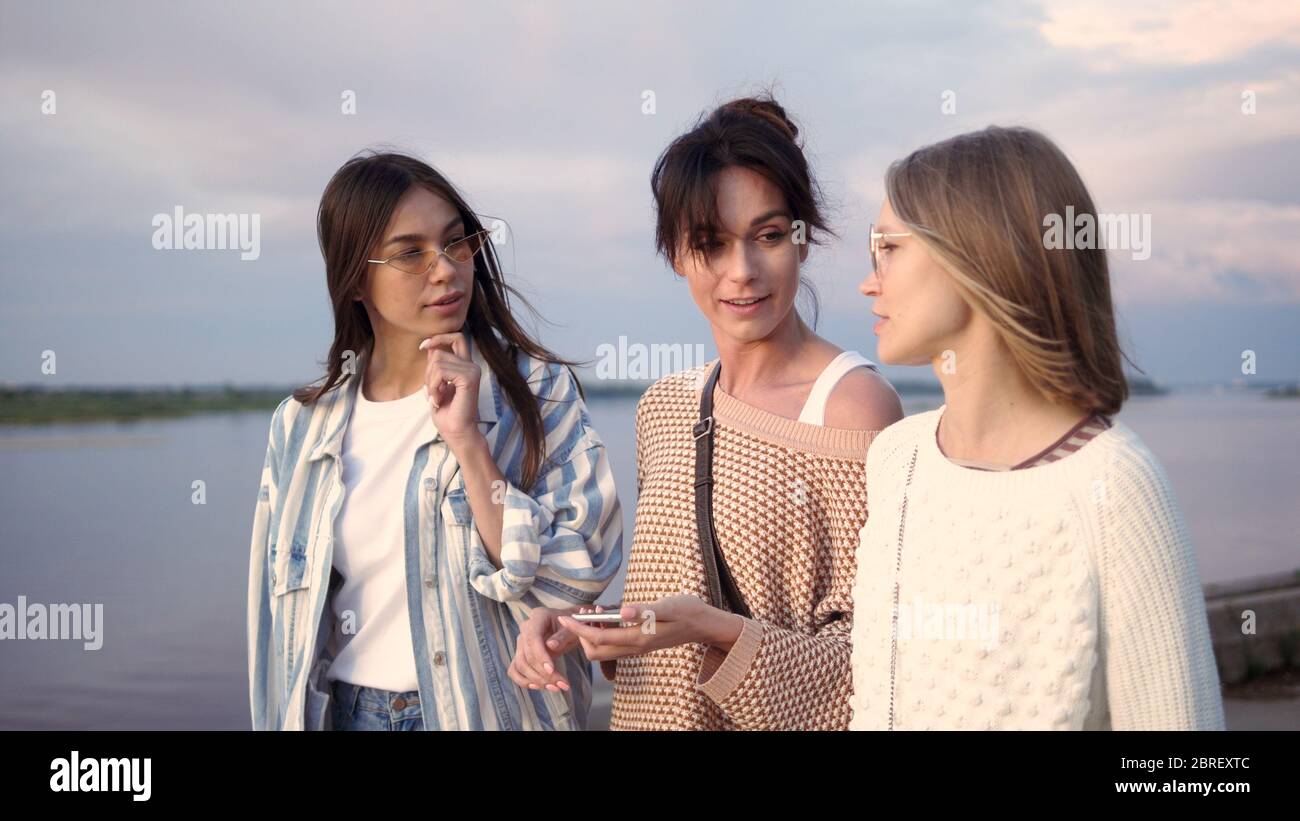 Students friends speech hi-res stock photography and images - Alamy