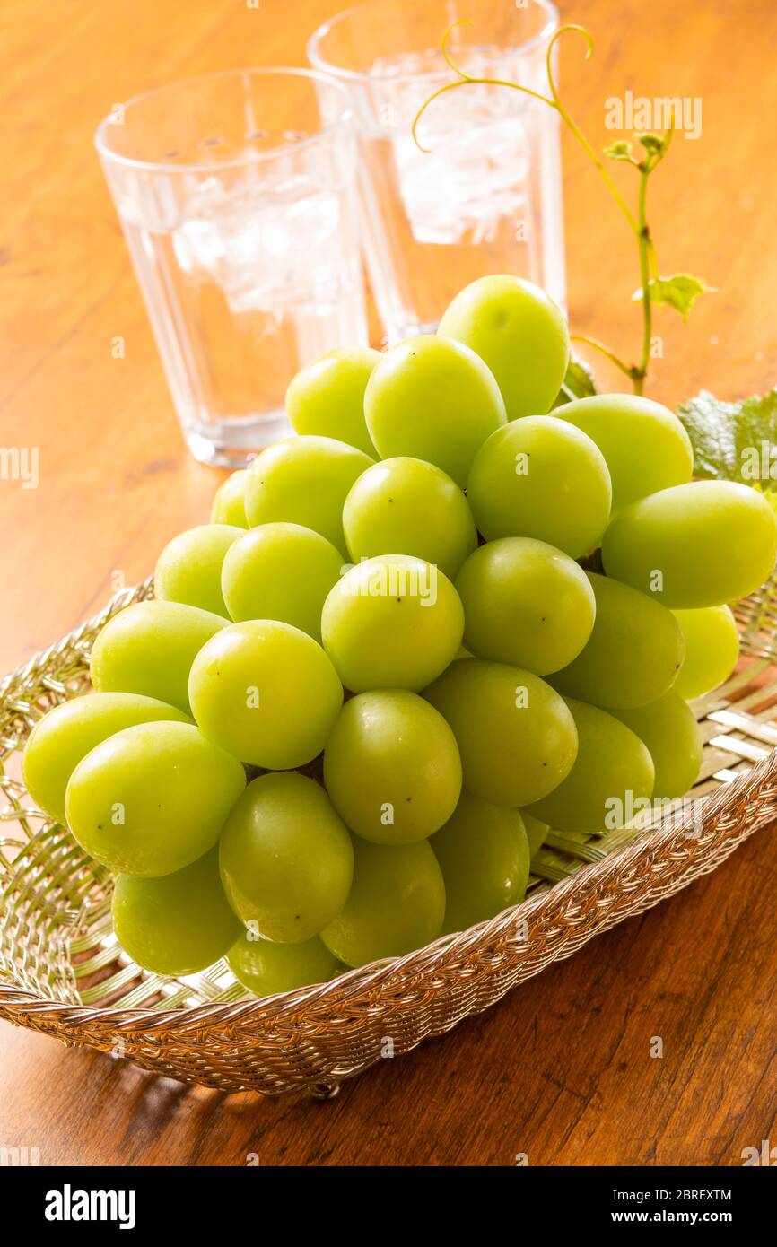 Shine muscat hi-res stock photography and images - Alamy