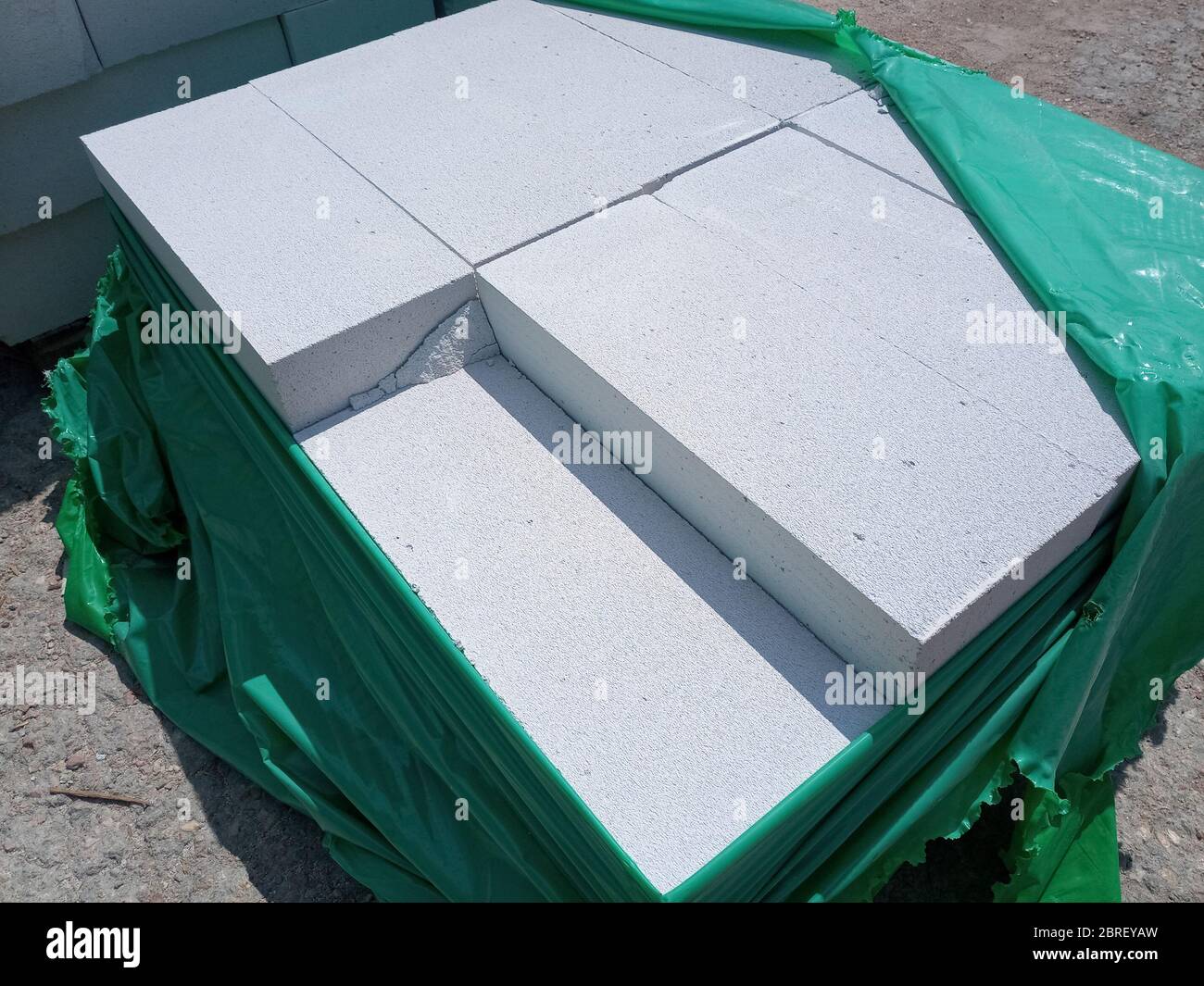 White breeze block wall hi-res stock photography and images - Alamy