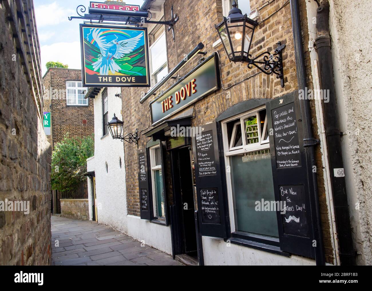 HAMMERSMITH, LONDON- The Dove. Famous riverside pub along the Thames ...