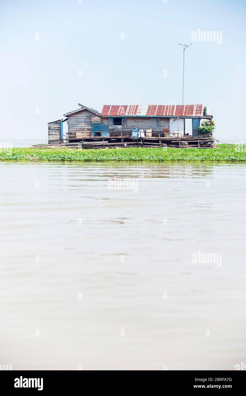 Floating house at Kompong Luong floating Village. Krakor, Cambodia ...