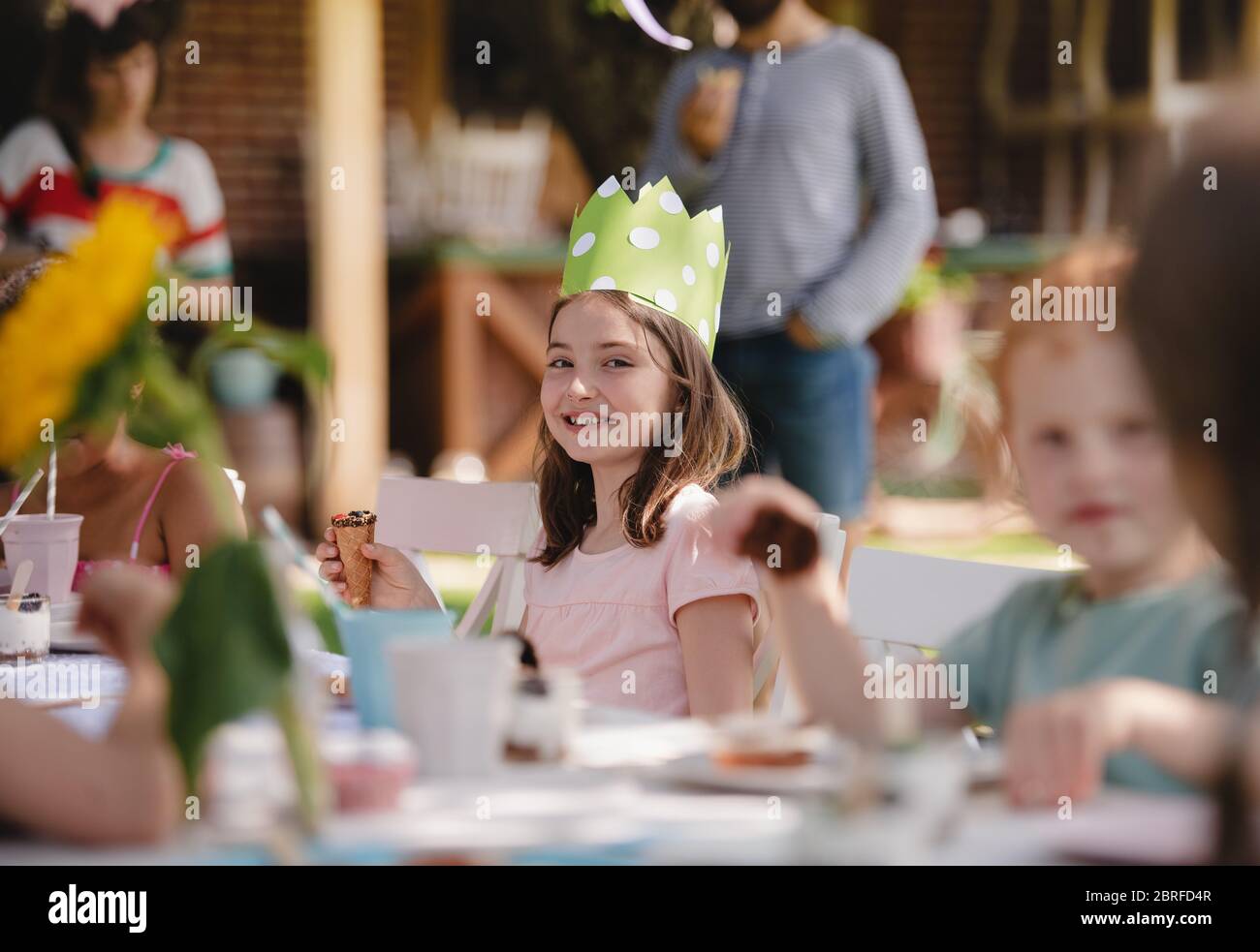 Kids eating snacks outside hi-res stock photography and images - Alamy