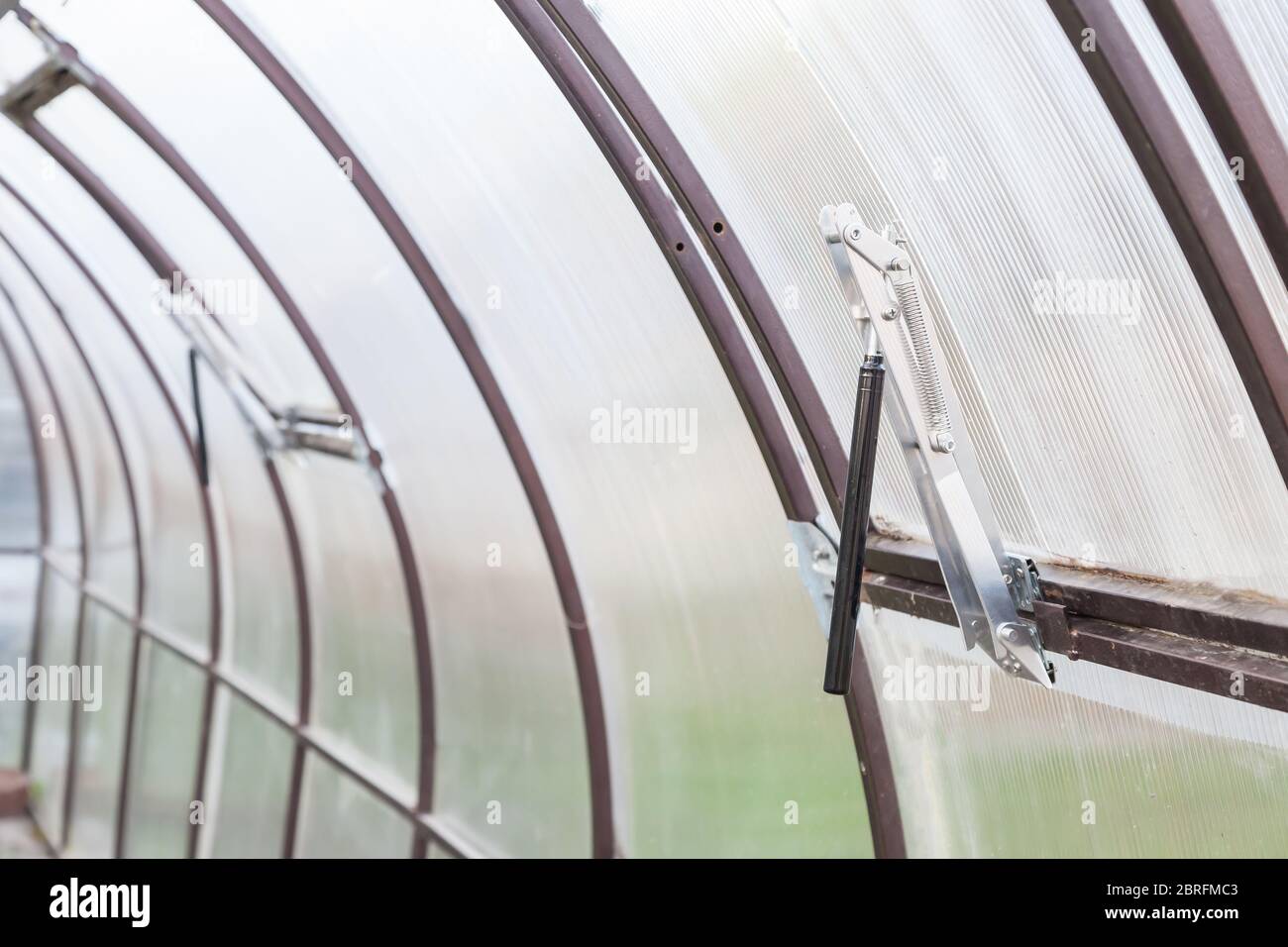 Automatic window opener in a greenhouse with a thermal drive serves to ...
