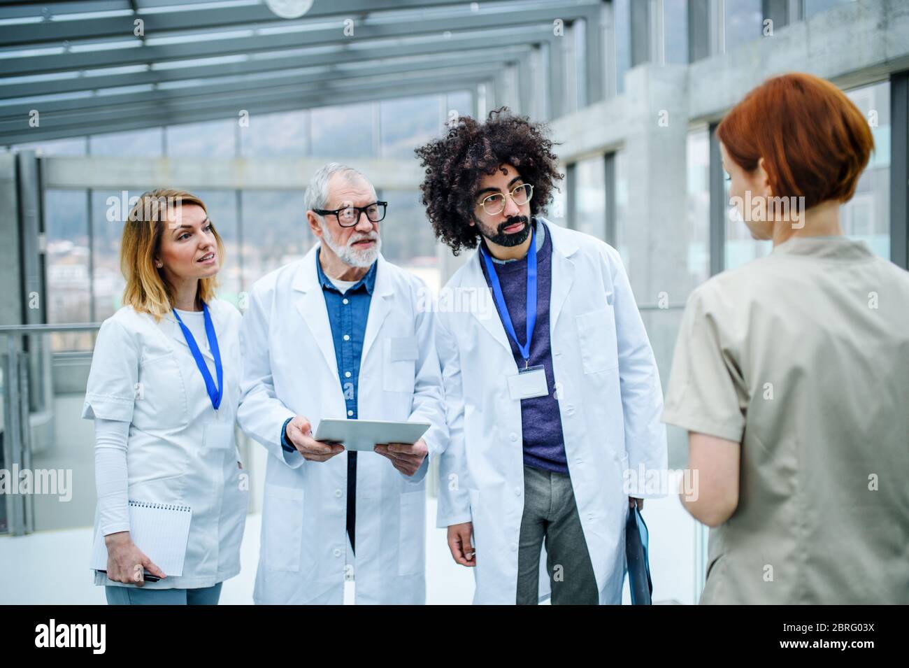 Medical team doctors talking hi-res stock photography and images - Alamy