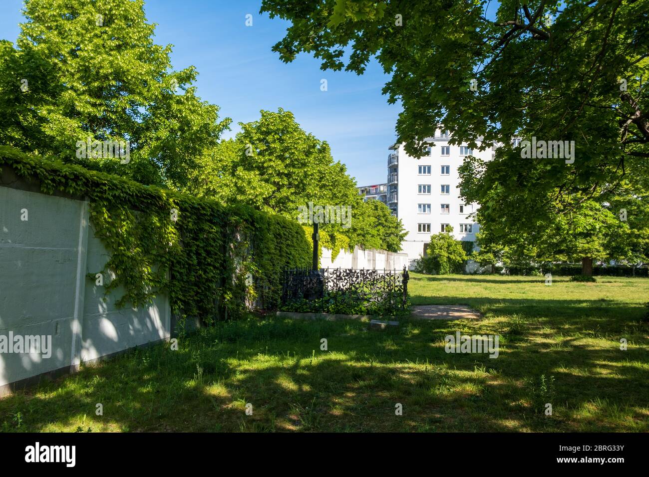 Remnants of Berlin Wall in Invalidenfriedhof cemetery, central Berlin ...