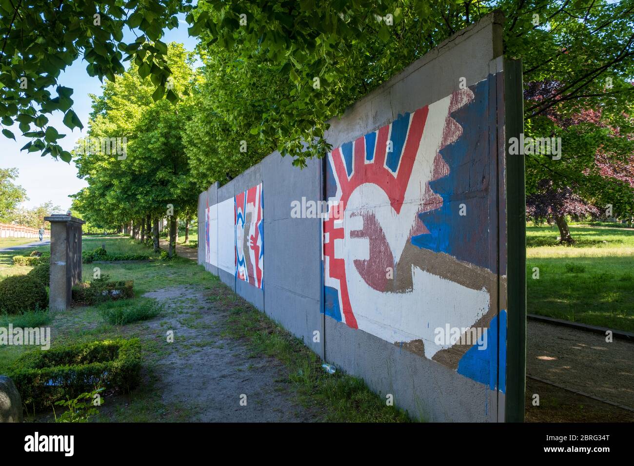 Remnants of Berlin Wall in Invalidenfriedhof cemetery, central Berlin ...