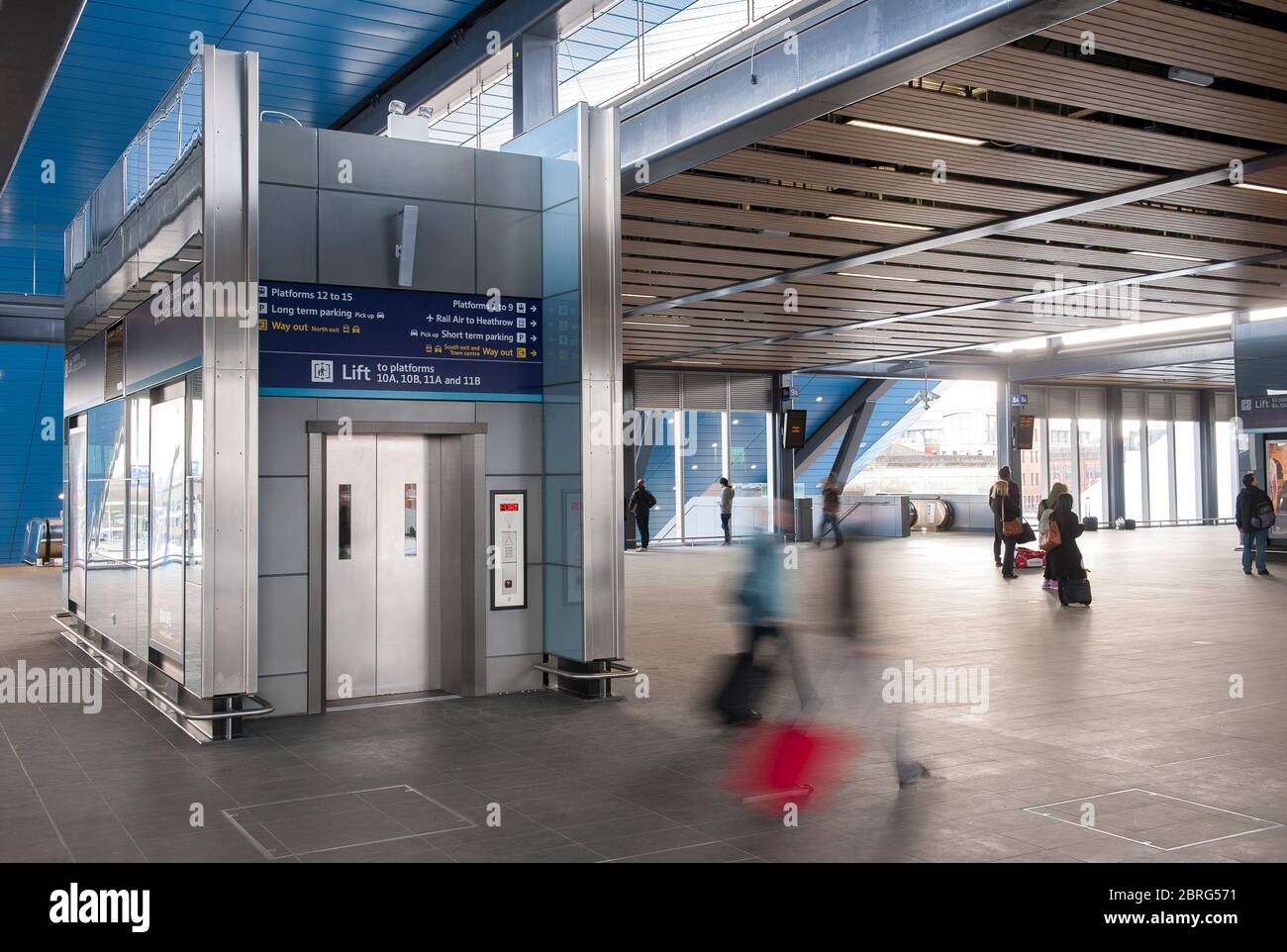 Passengers and lifts on the concourse of Reading railway station ...