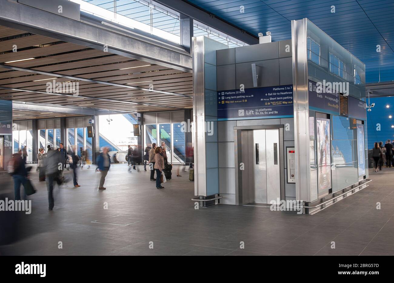Passengers and lifts on the concourse of Reading railway station ...