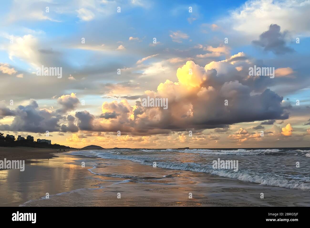 Colorful cloudy sunset beach hi-res stock photography and images - Alamy