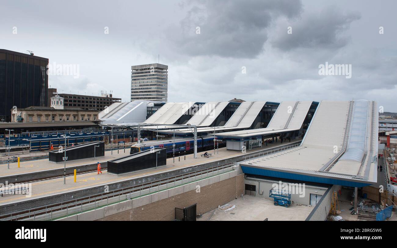 Train in First Great Western livery waiting at a platform in Reading ...