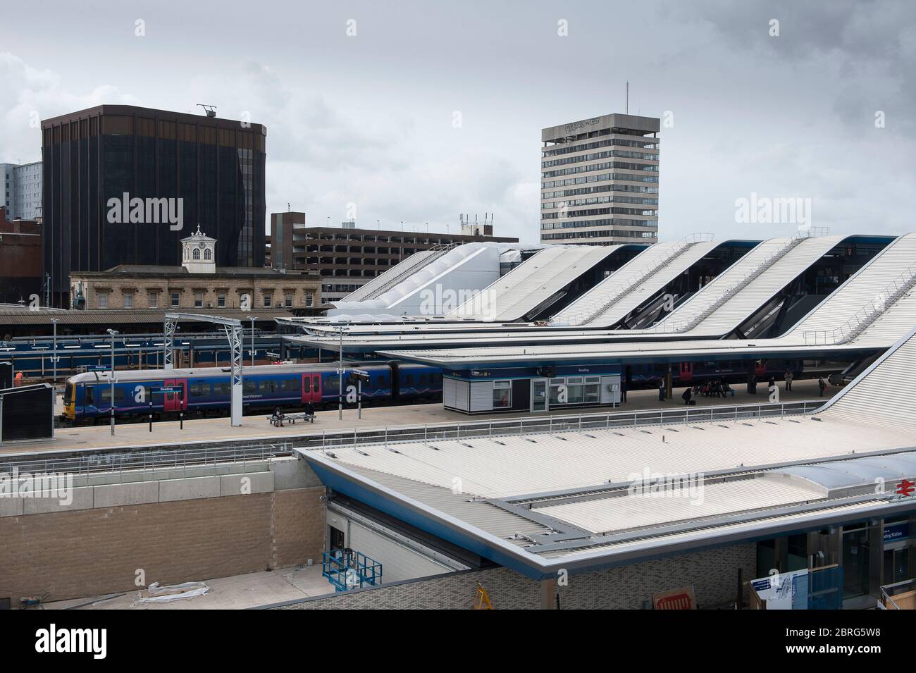 Train in First Great Western livery waiting at a platform in Reading ...