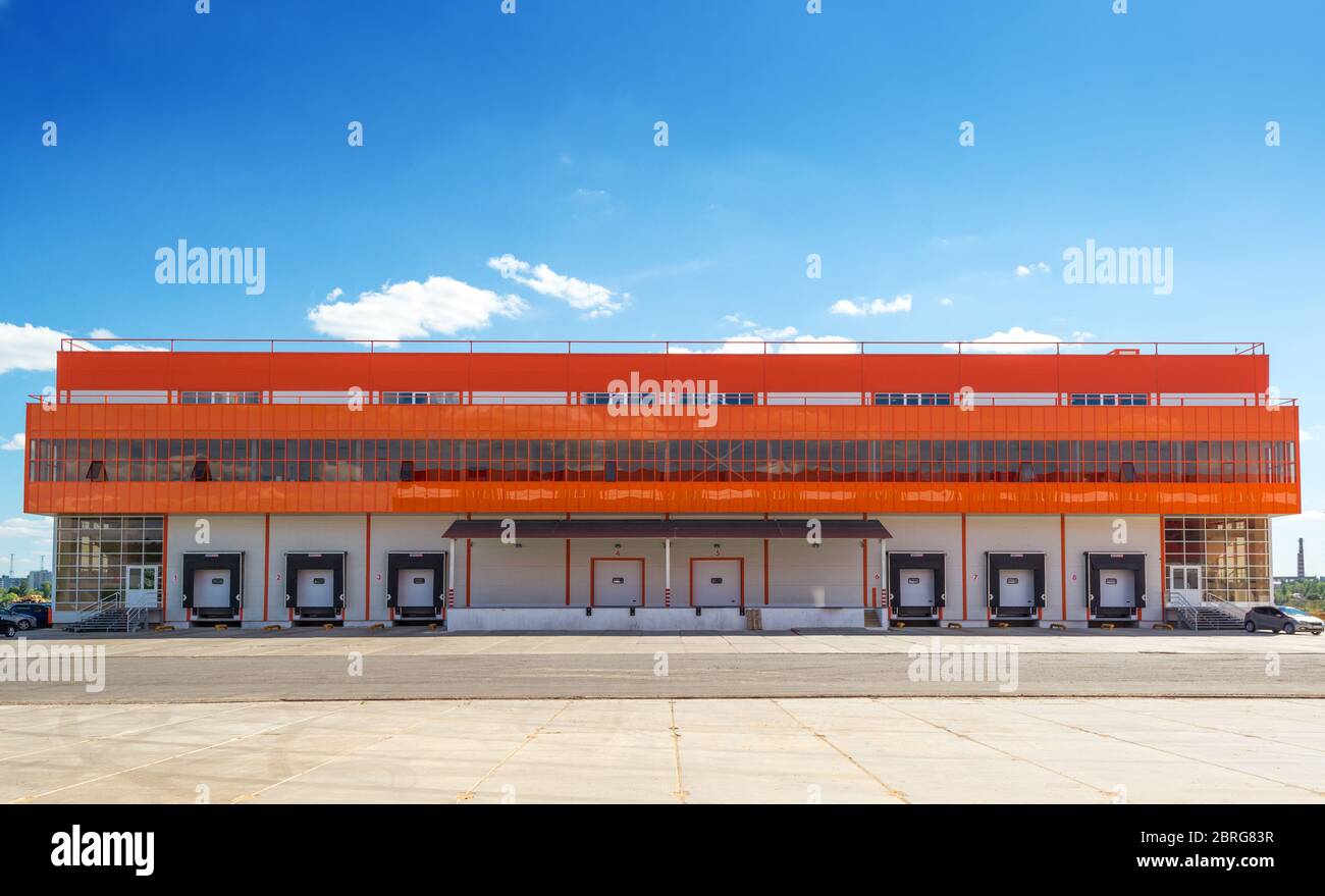 Modern warehouse exterior hi-res stock photography and images - Alamy