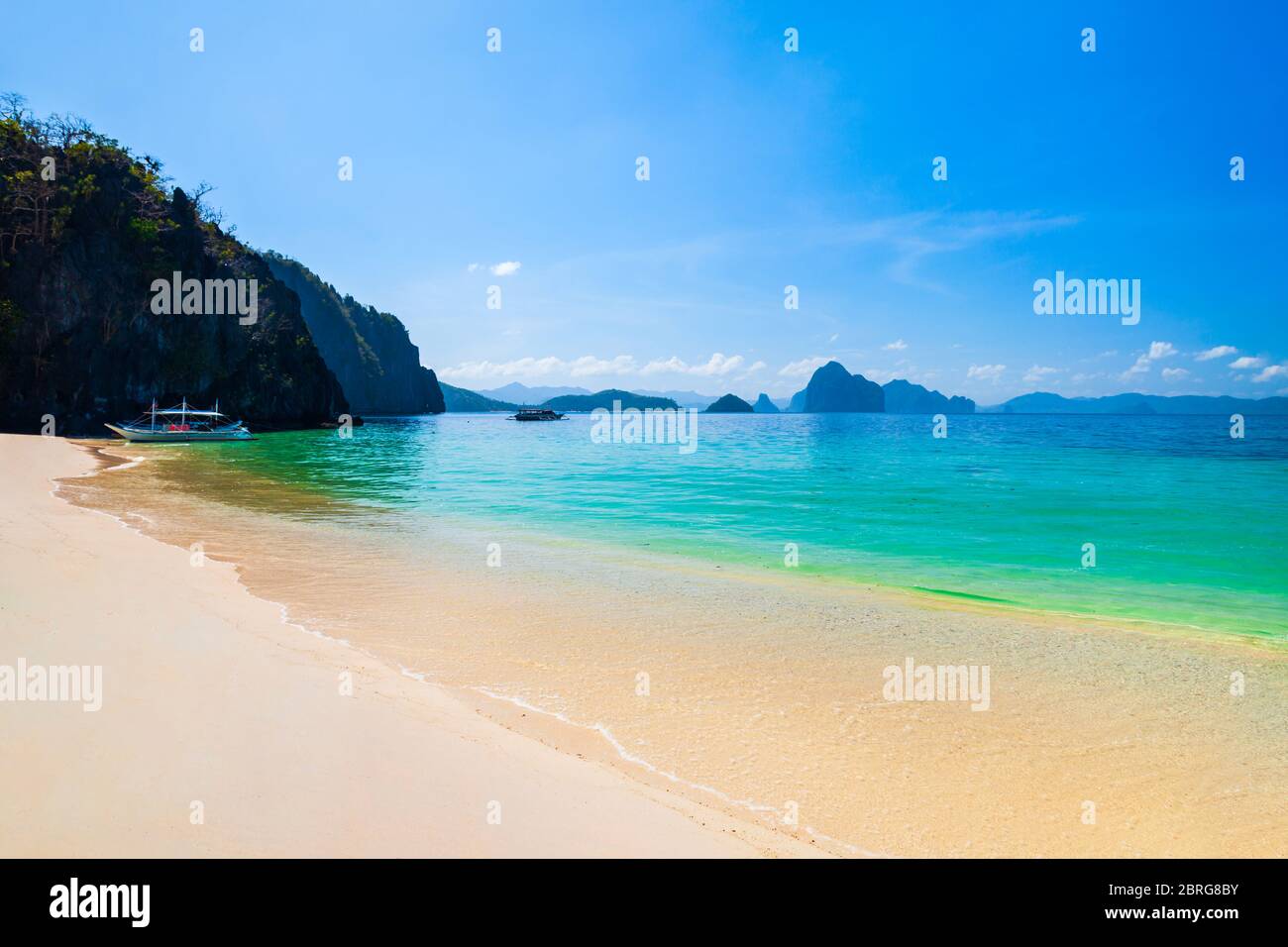 Beach with white sand, coconut palms and turquoise water in El Nido ...