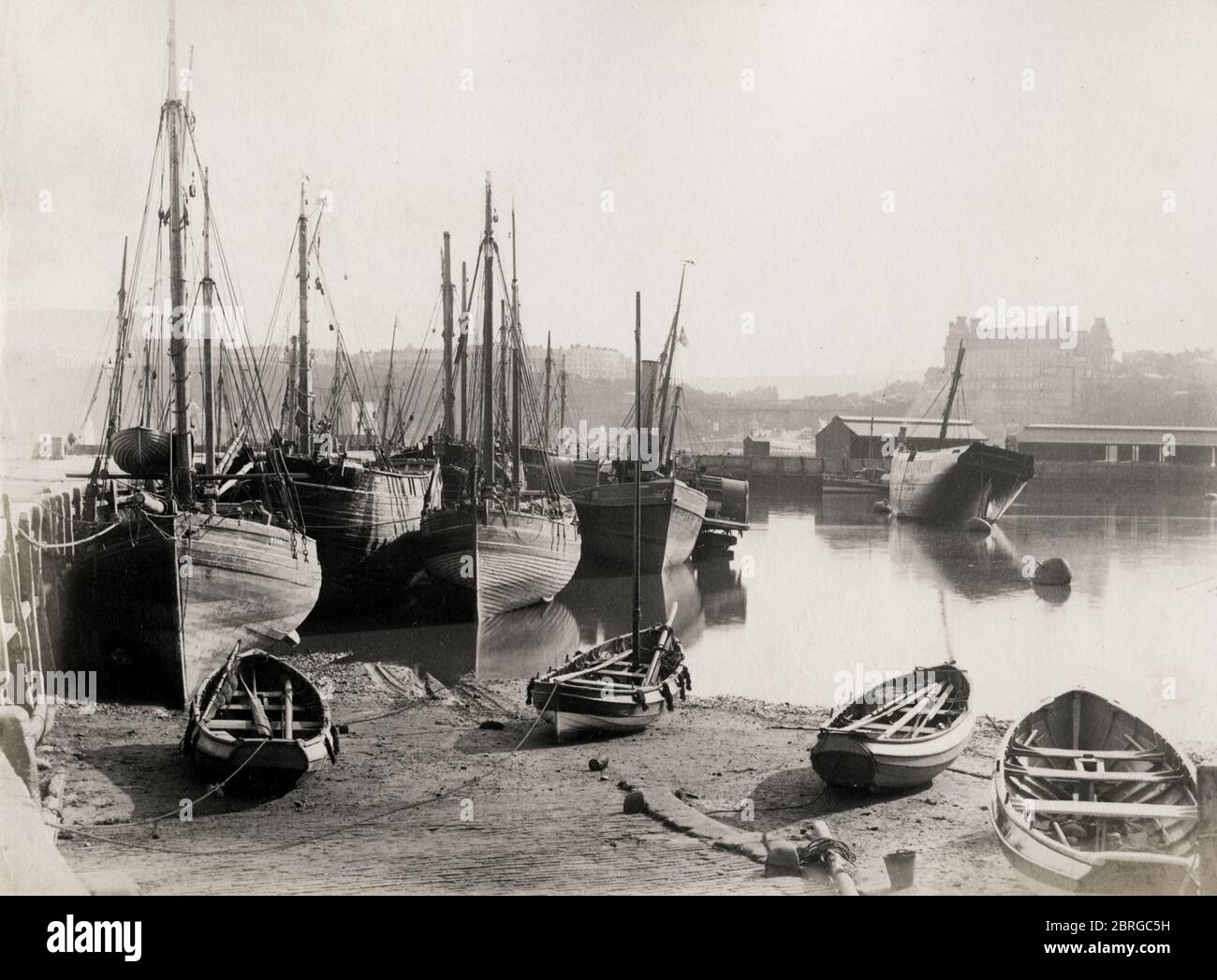 Vintage 1890s scarborough fishing harbour hi-res stock photography and ...