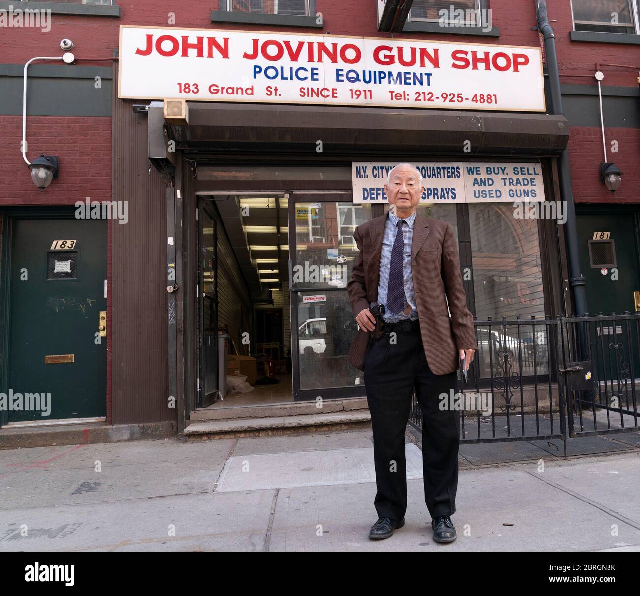 New york city gun shop hi-res stock photography and images - Alamy