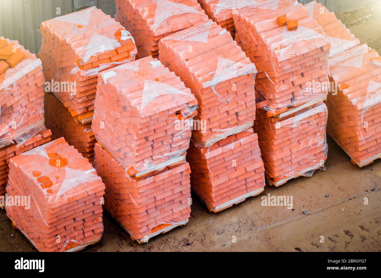 New pallets with red brick at the construction site Stock Photo - Alamy