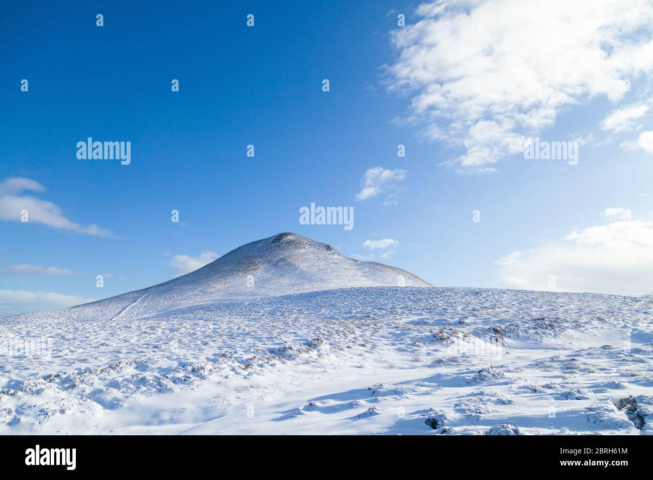 Snowy scenes looking up to East Lomond Hill near Falkland in Fife Stock ...