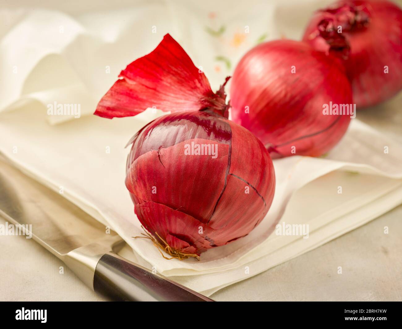 Whole red onion food ingredient still-life Stock Photo - Alamy