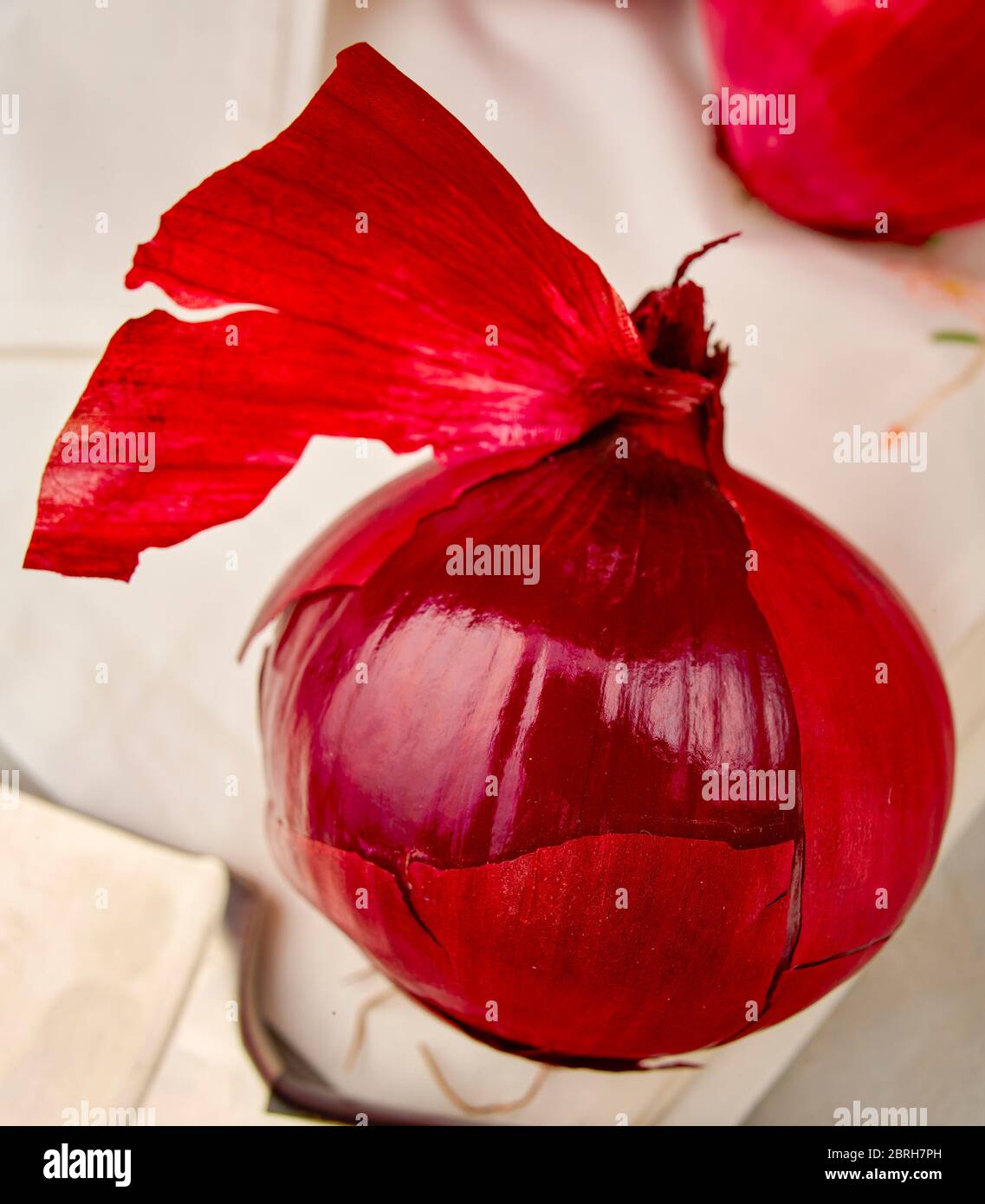 Whole red onion food ingredient still-life Stock Photo - Alamy