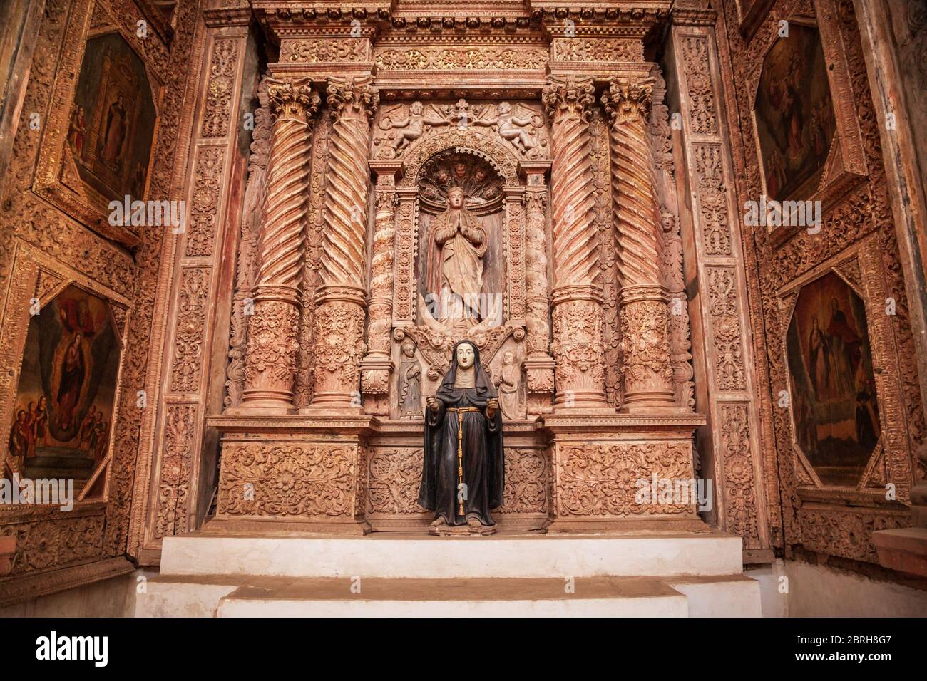 St francis basilica interior goa hi-res stock photography and images ...