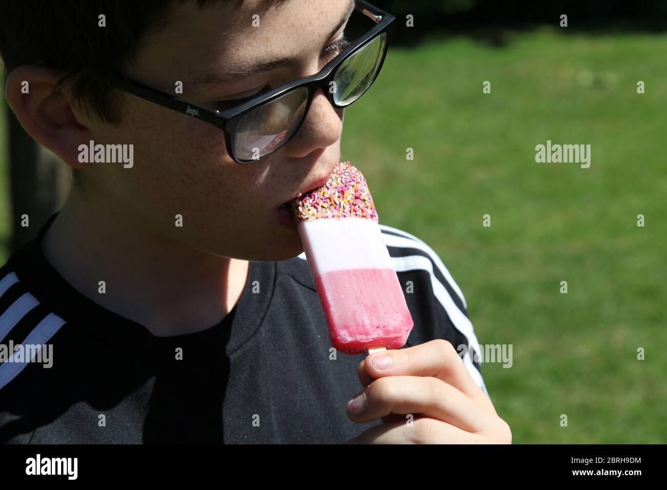 Child eating ice lolly hi-res stock photography and images - Alamy