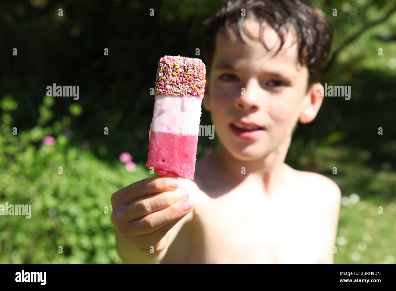 Child eating ice lolly hi-res stock photography and images - Alamy