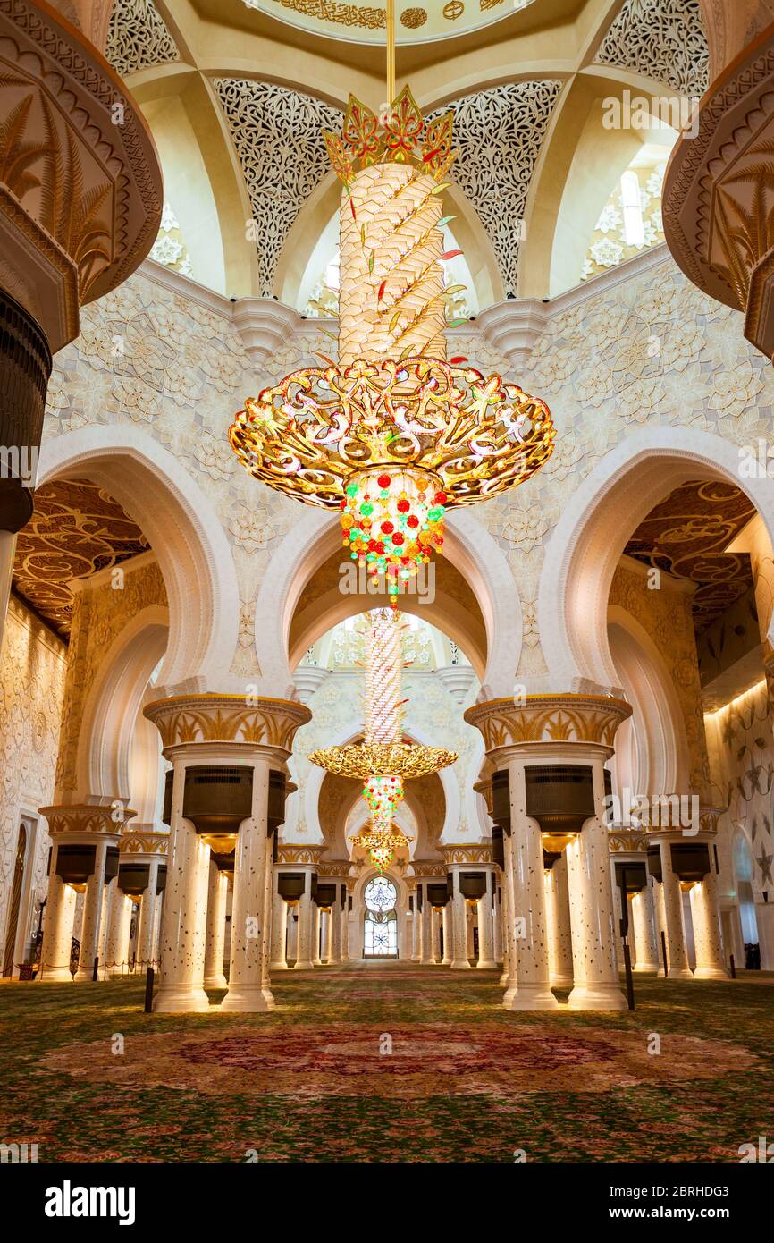 ABU DHABI, UAE - FEBRUARY 28, 2019: Chandelier in the praying hall of ...