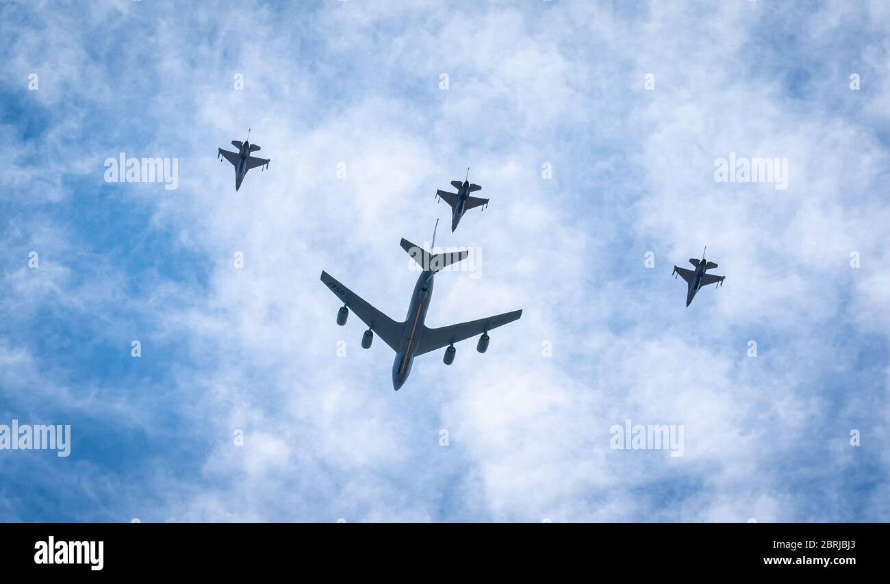 Military jet flying in formation hi-res stock photography and images ...