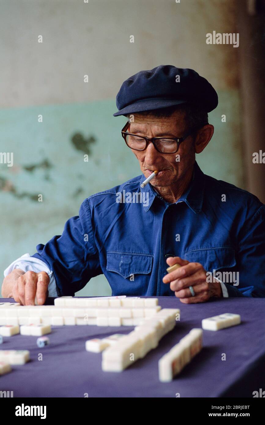 Man Playing Mahjong, Chengdu, Sichuan, China Stock Photo - Alamy