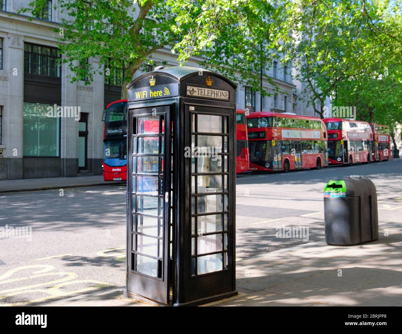 London Icon telephone box in Black Stock Photo - Alamy