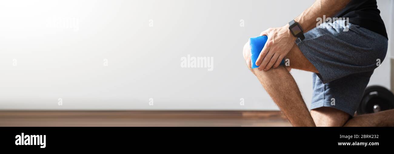 Ice Pack On Knee. Therapy For Leg Injury And Pain Stock Photo - Alamy