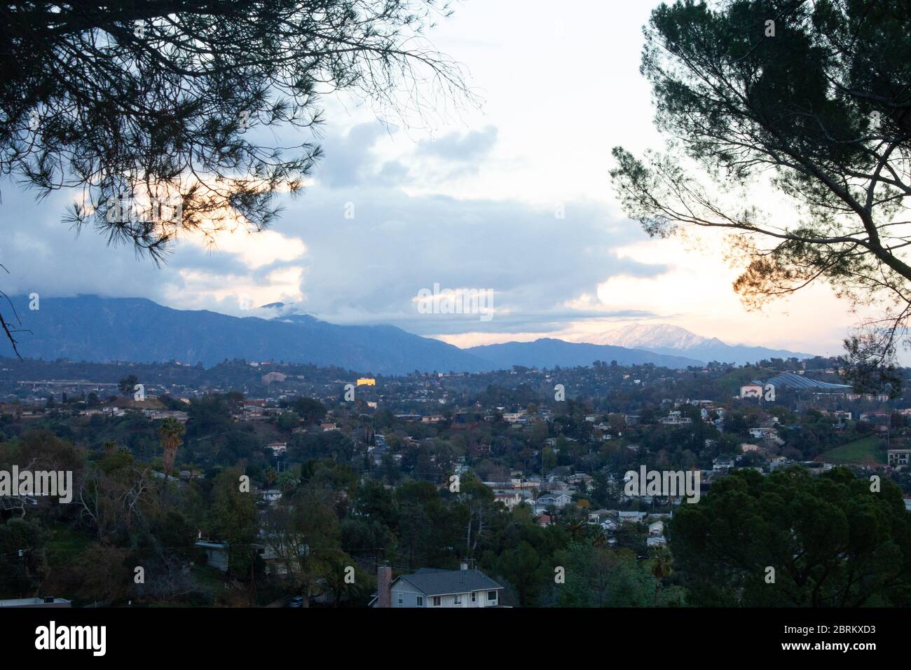 Suburban los angeles hillside homes hi-res stock photography and images ...