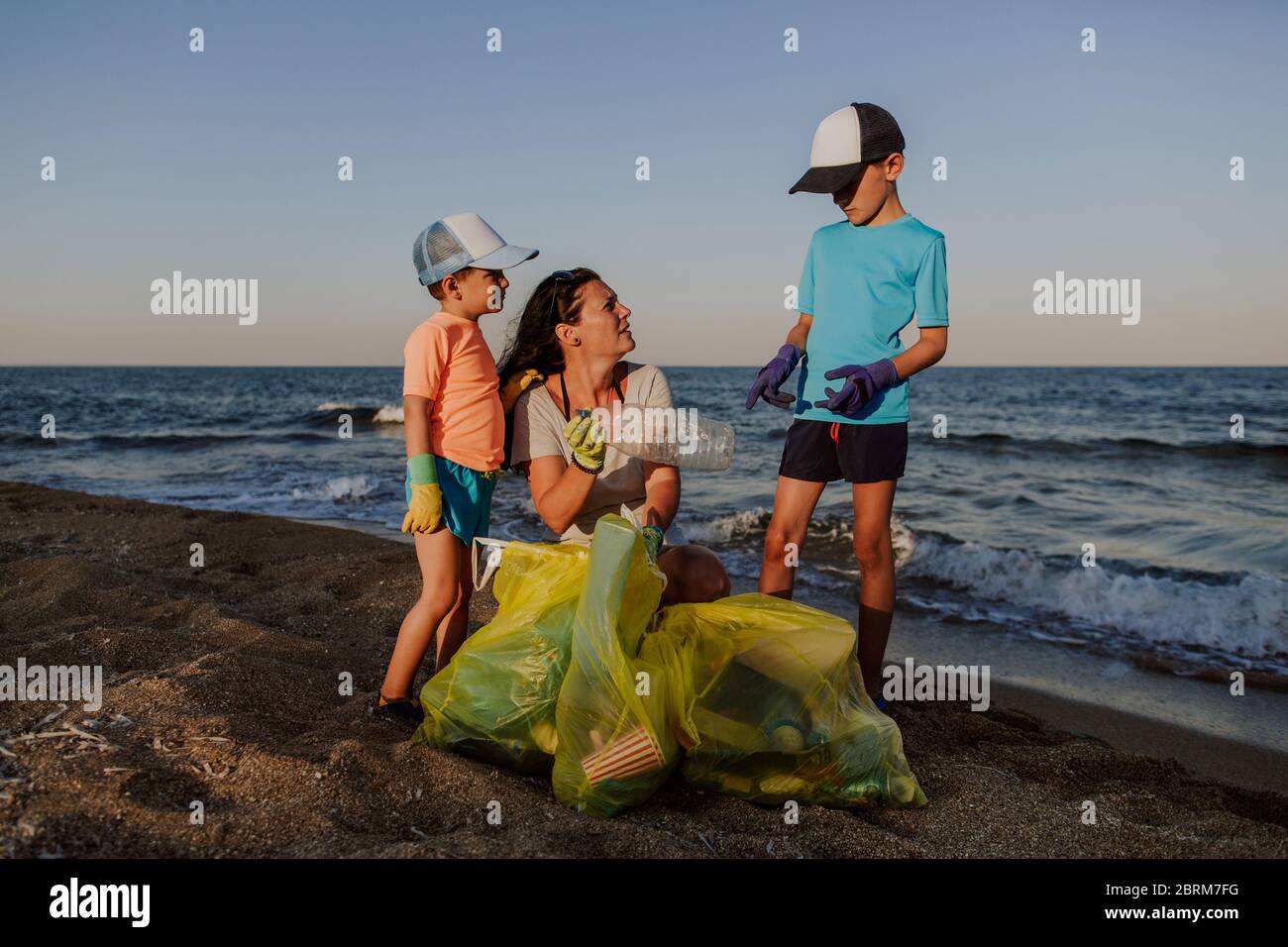 Family cleaning beach hi-res stock photography and images - Alamy