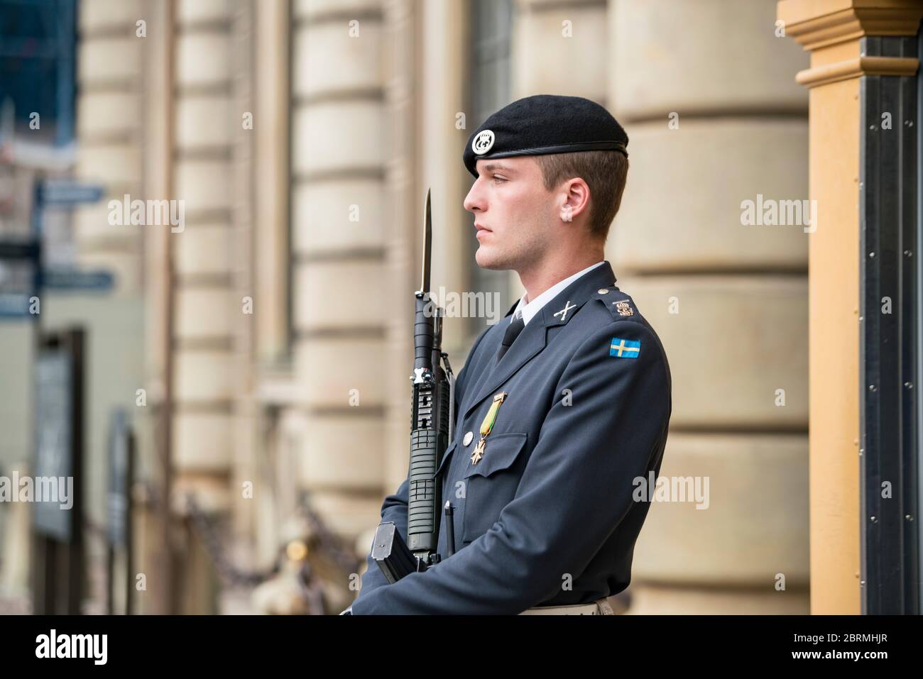 Swedish guards at the court of the royal palace in Stockholm Stock ...