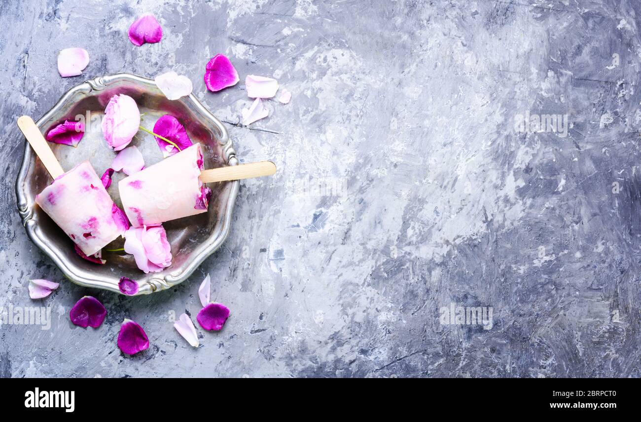 Summer vanilla ice cream with fresh rose flowers Stock Photo - Alamy
