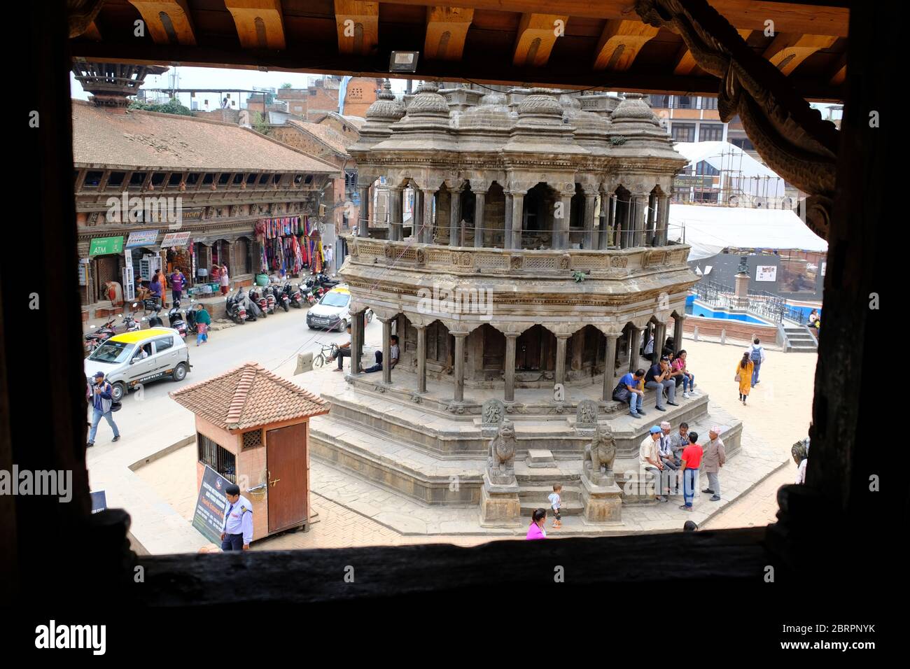 Square window hi-res stock photography and images - Alamy