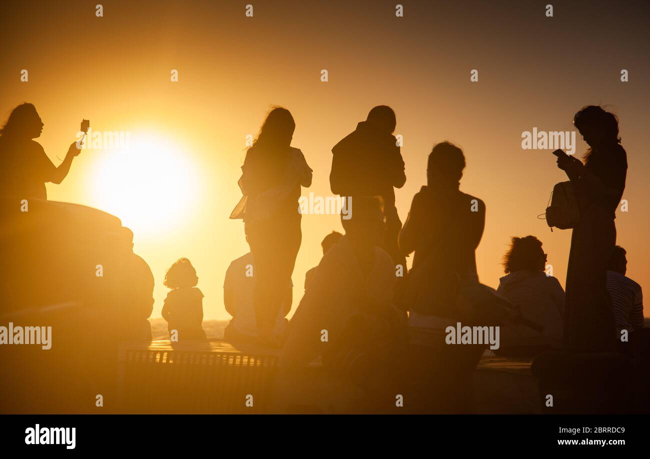 crowd of people watching sunset by the sea Stock Photo - Alamy