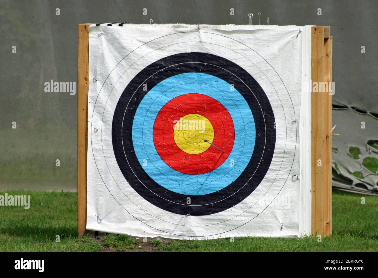 Archery target on a white background fitted to a pallet with an arrow ...