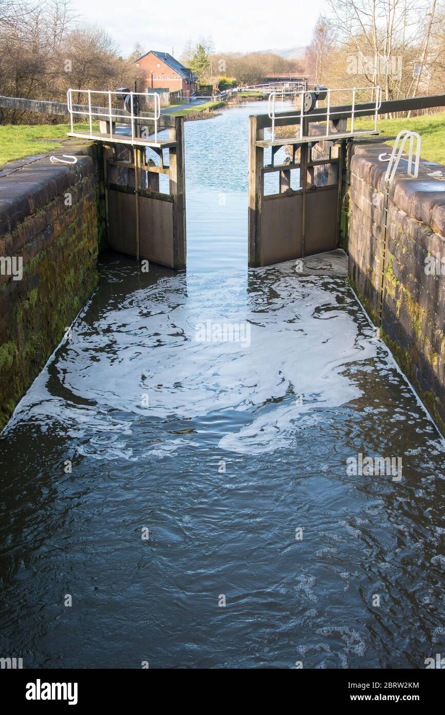 Lock 27 Forth & Clyde Canal, Glasgow in operation Stock Photo - Alamy