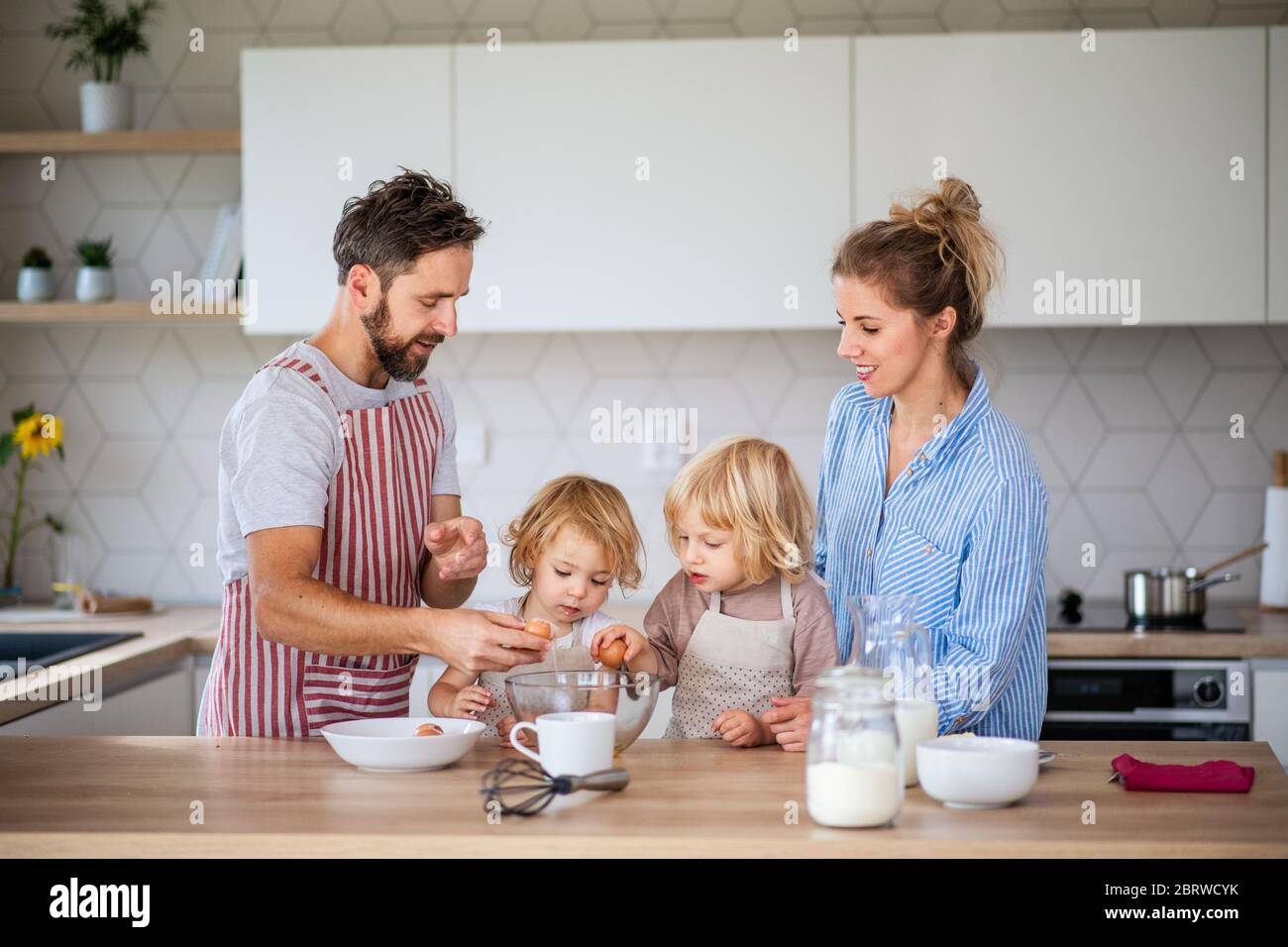 Parents children cooking kitchen hi-res stock photography and images ...