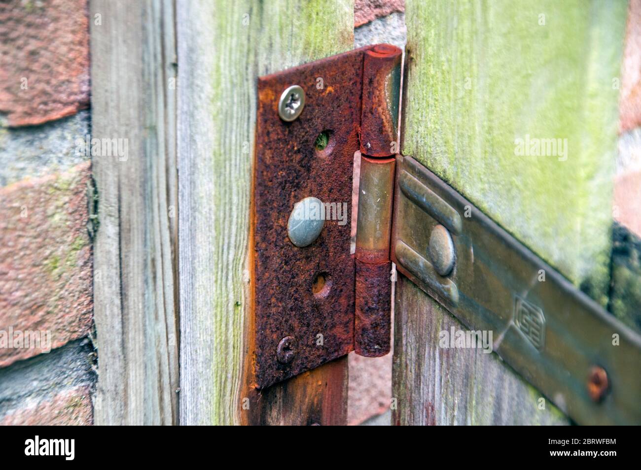 Steel gate hinges hi-res stock photography and images - Alamy